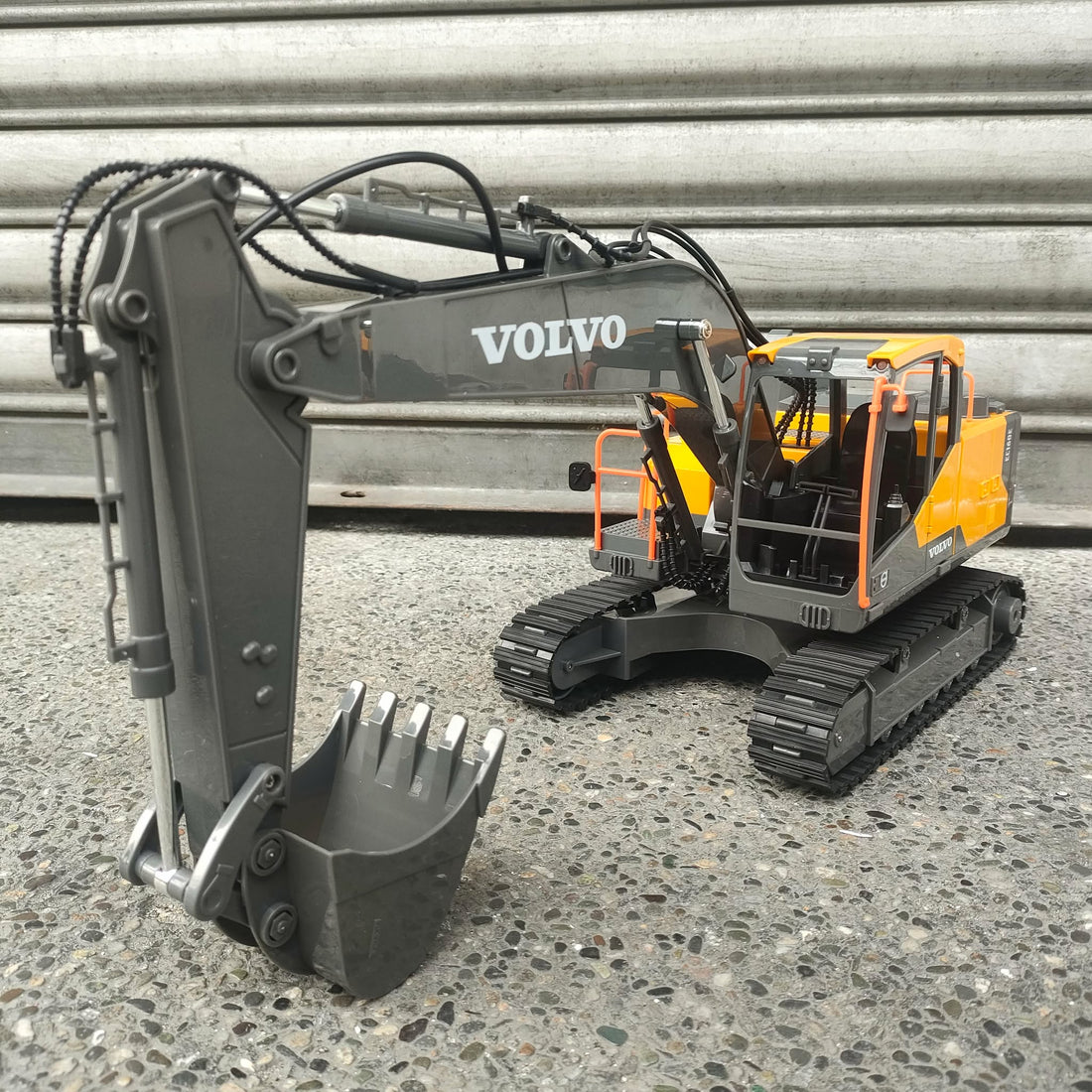 Double E 1:16 Volvo RC Excavator 3 in 1 – Toy Tycoon