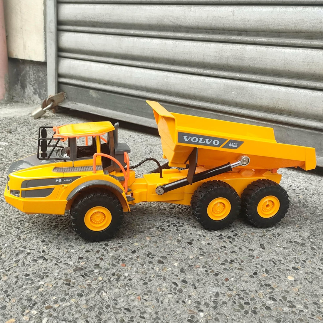 Double E 1:26 Volvo RC Dump Truck – Toy Tycoon