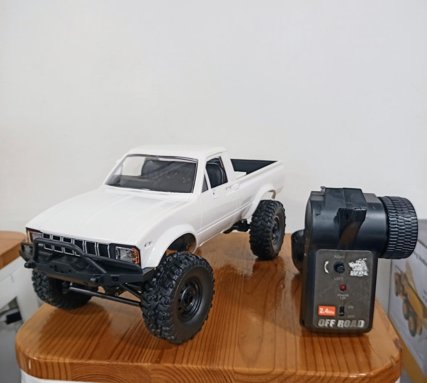 Hilux Pickup 1:16 4x4 Crawler – Toy Tycoon